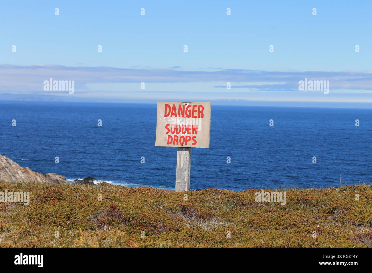 Dangerous cliff warning sign hi-res stock photography and images - Alamy