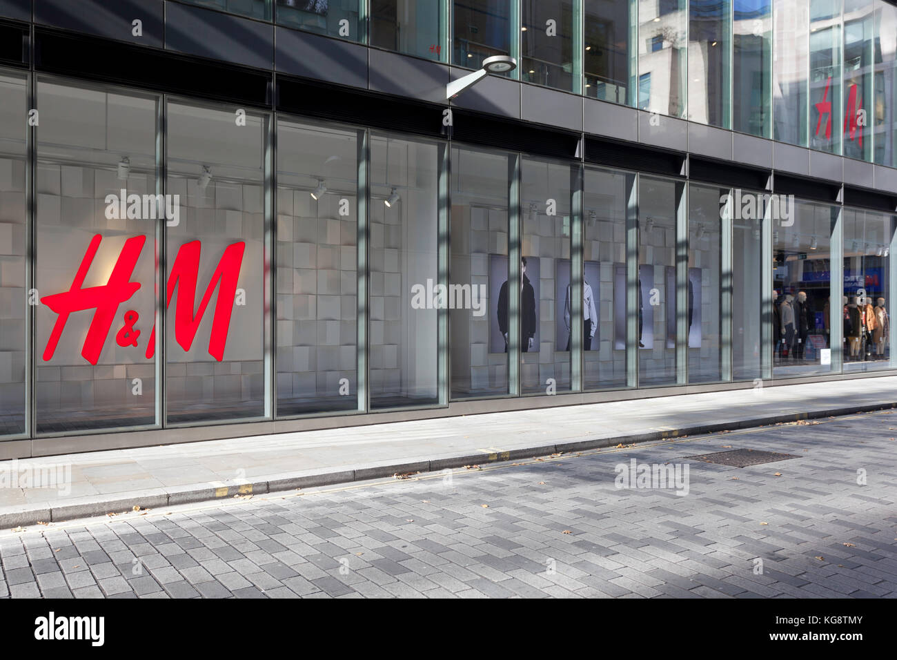 Pavement front building hi-res stock photography and images - Alamy