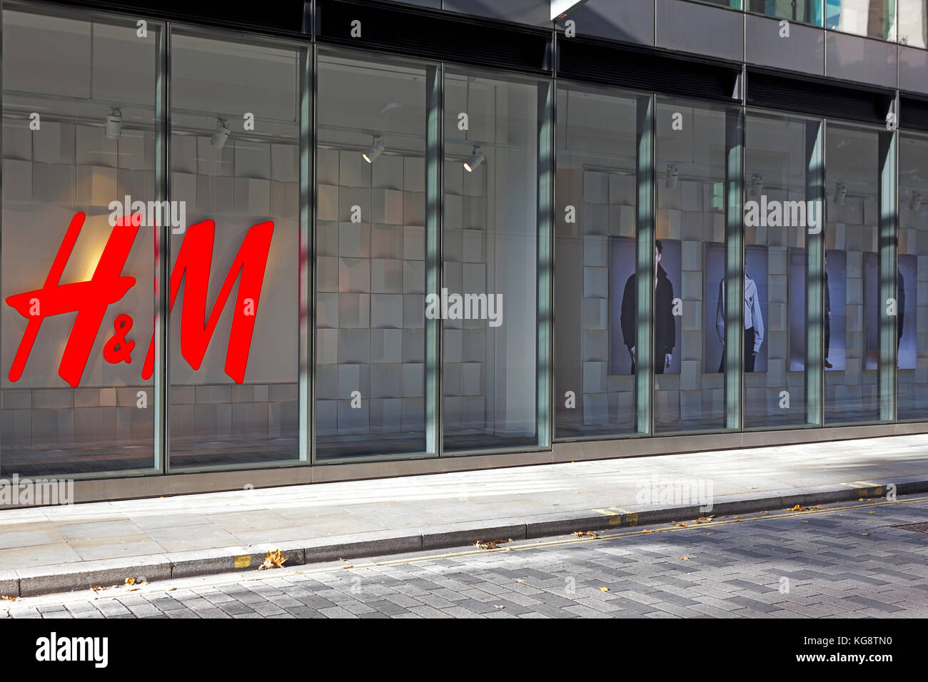 Pavement front building hi-res stock photography and images - Alamy