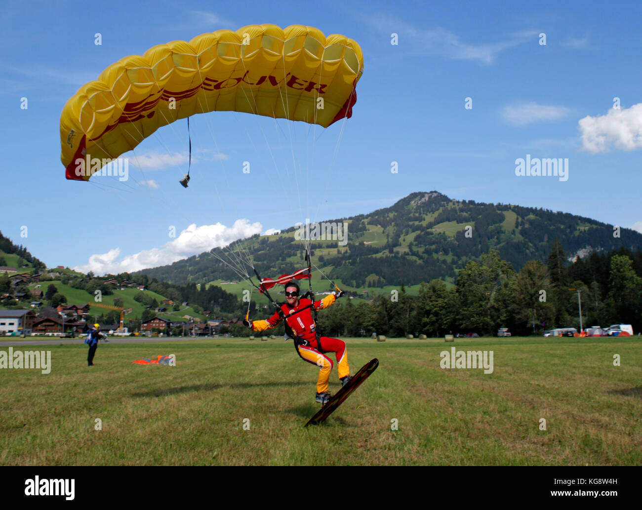 Parachute landing fall hi-res stock photography and images - Alamy