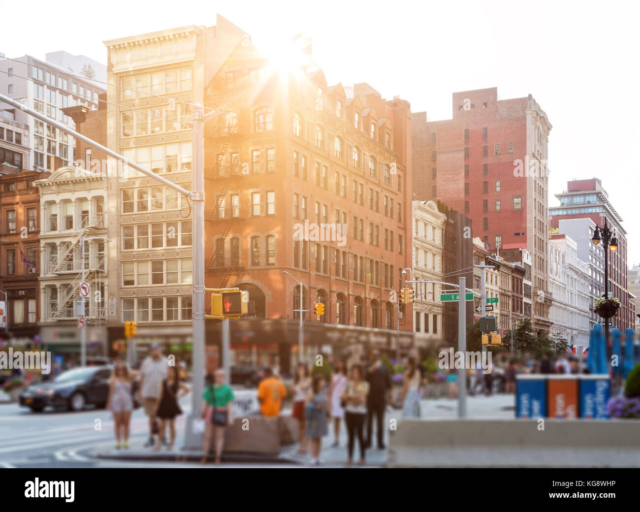 Crowd of anonymous people crossing the street in downtown Manhattan ...