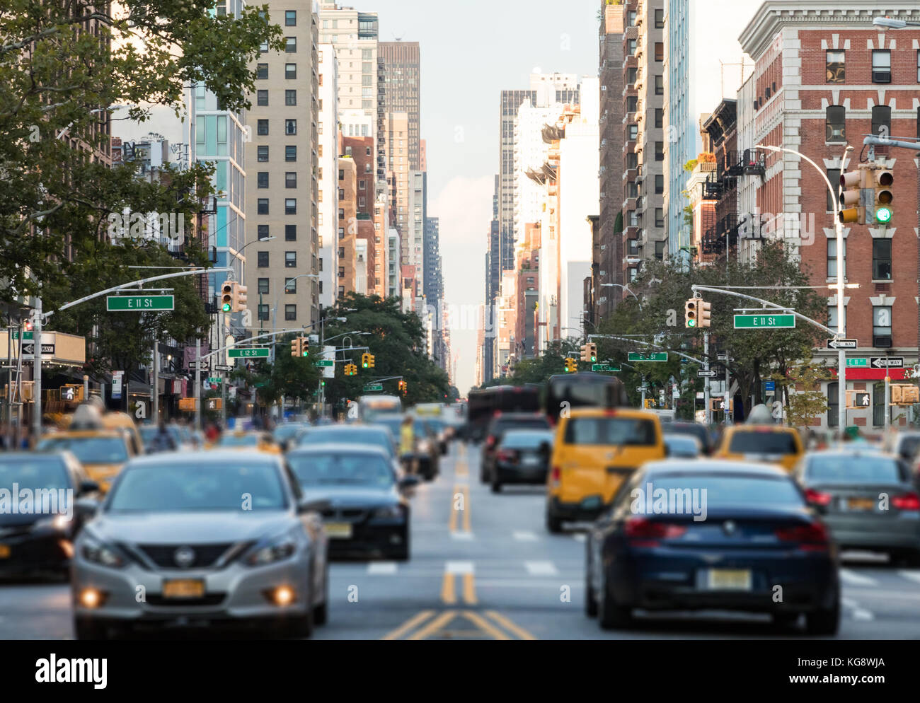 Traffic along 3rd Avenue in Manhattan New York City Stock Photo - Alamy