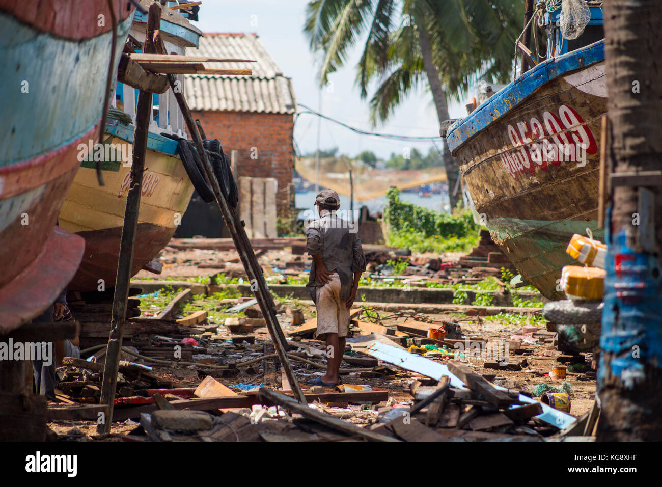 Vietnamese boat repair man Stock Photo - Alamy