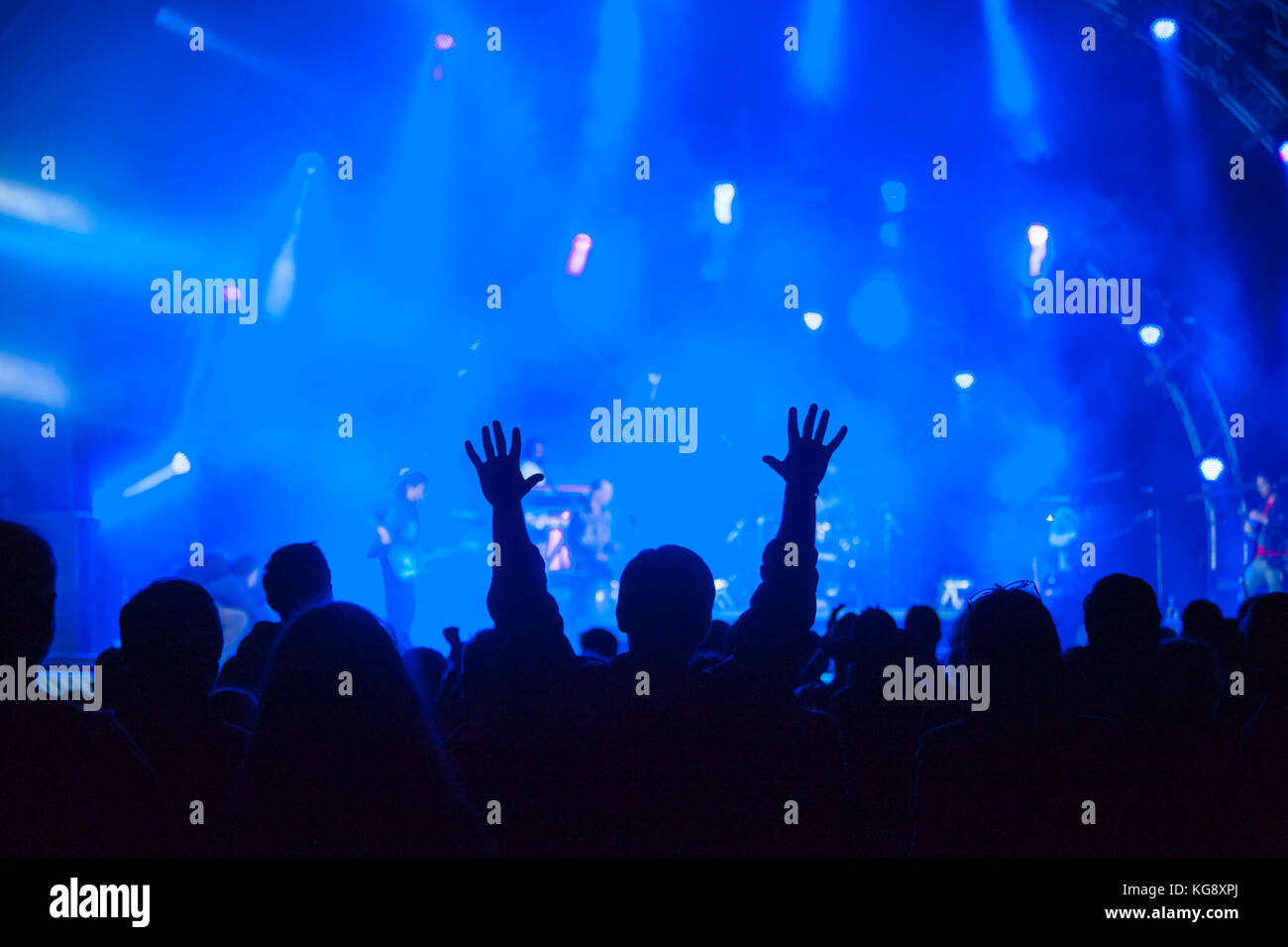 Concert fans cheering musician hi-res stock photography and images - Alamy
