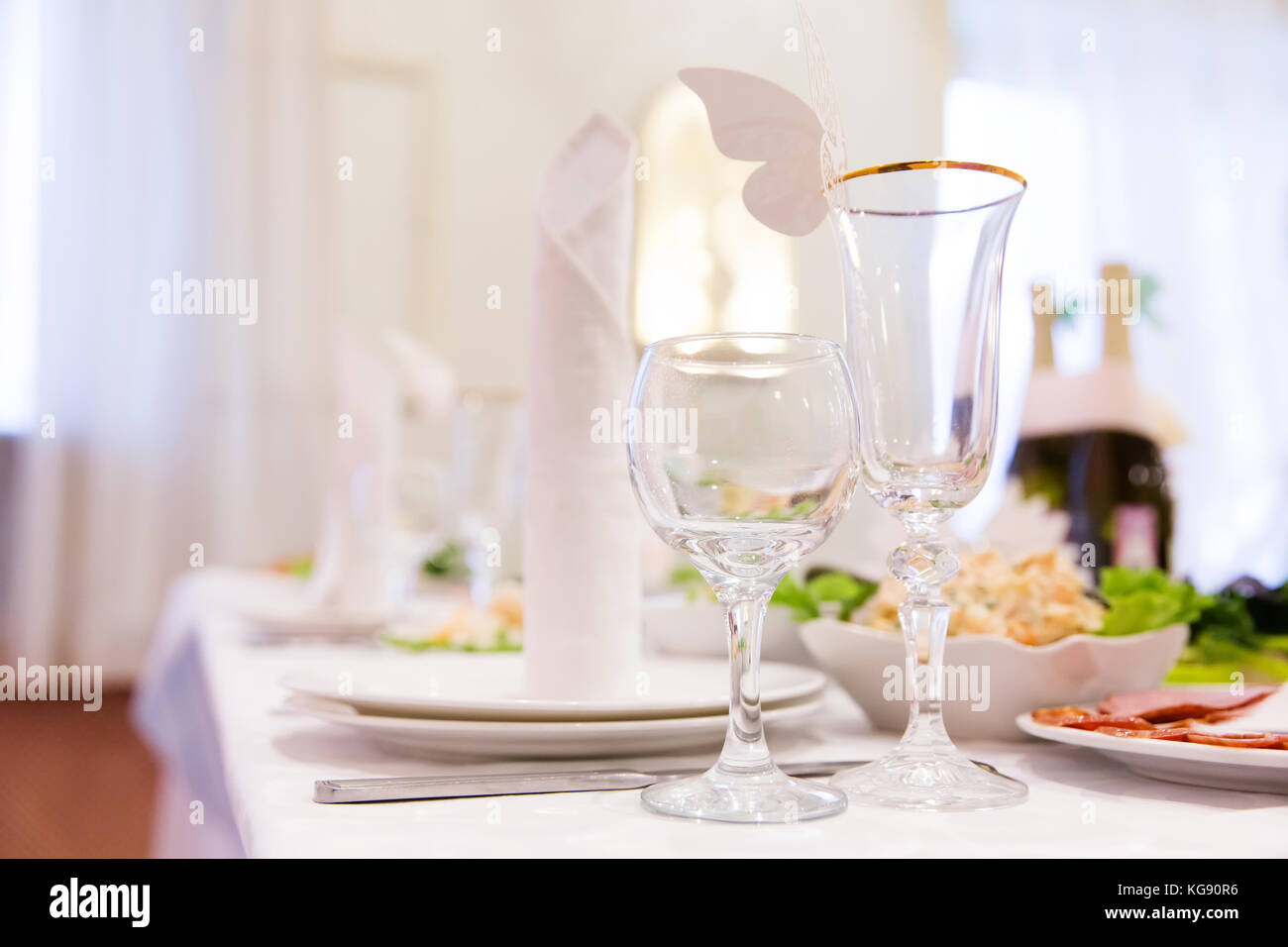 Table of the restaurant hi-res stock photography and images - Alamy