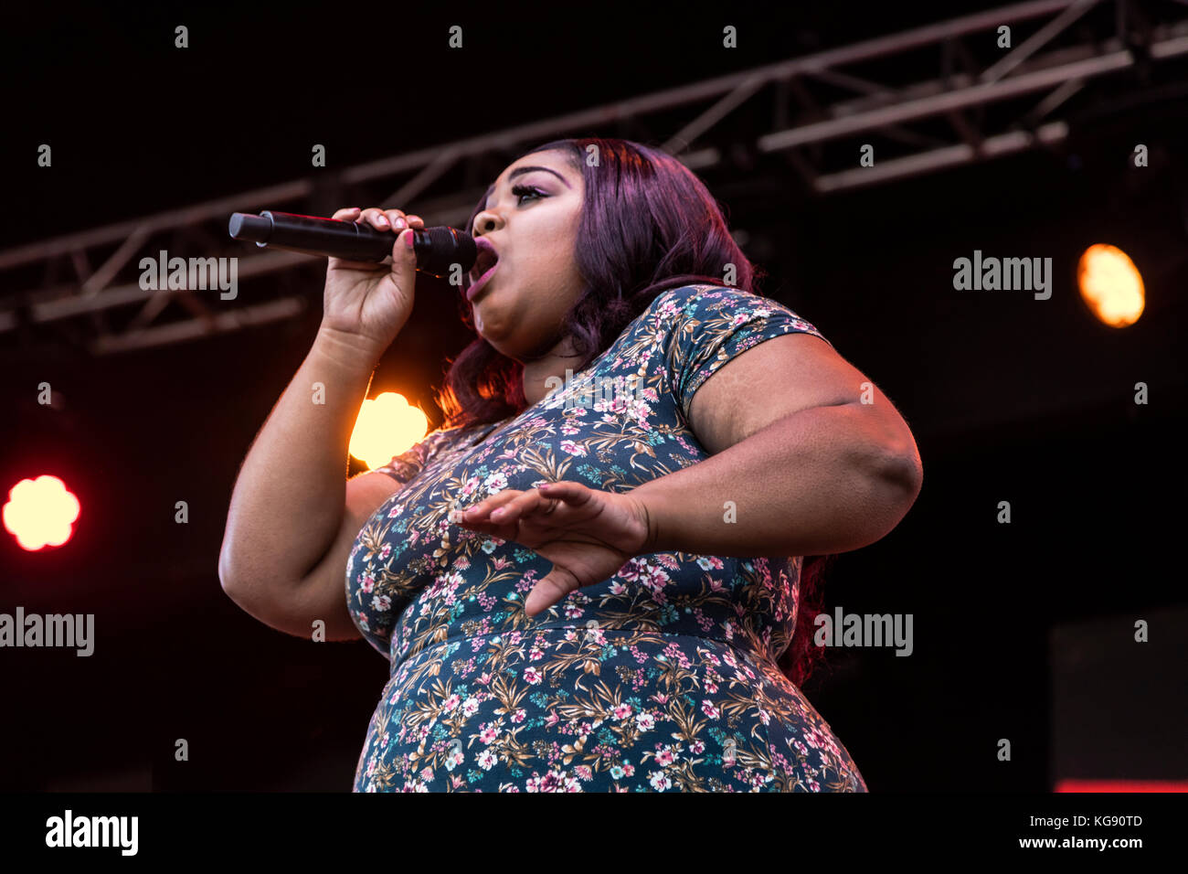 Backup singers hi-res stock photography and images - Alamy