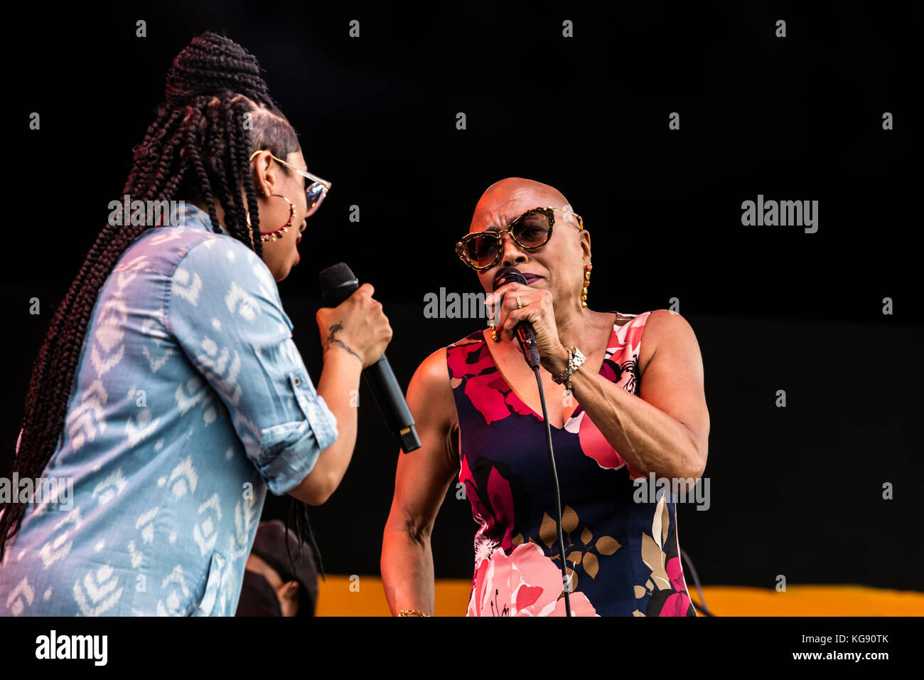 Backup singers hi-res stock photography and images - Alamy