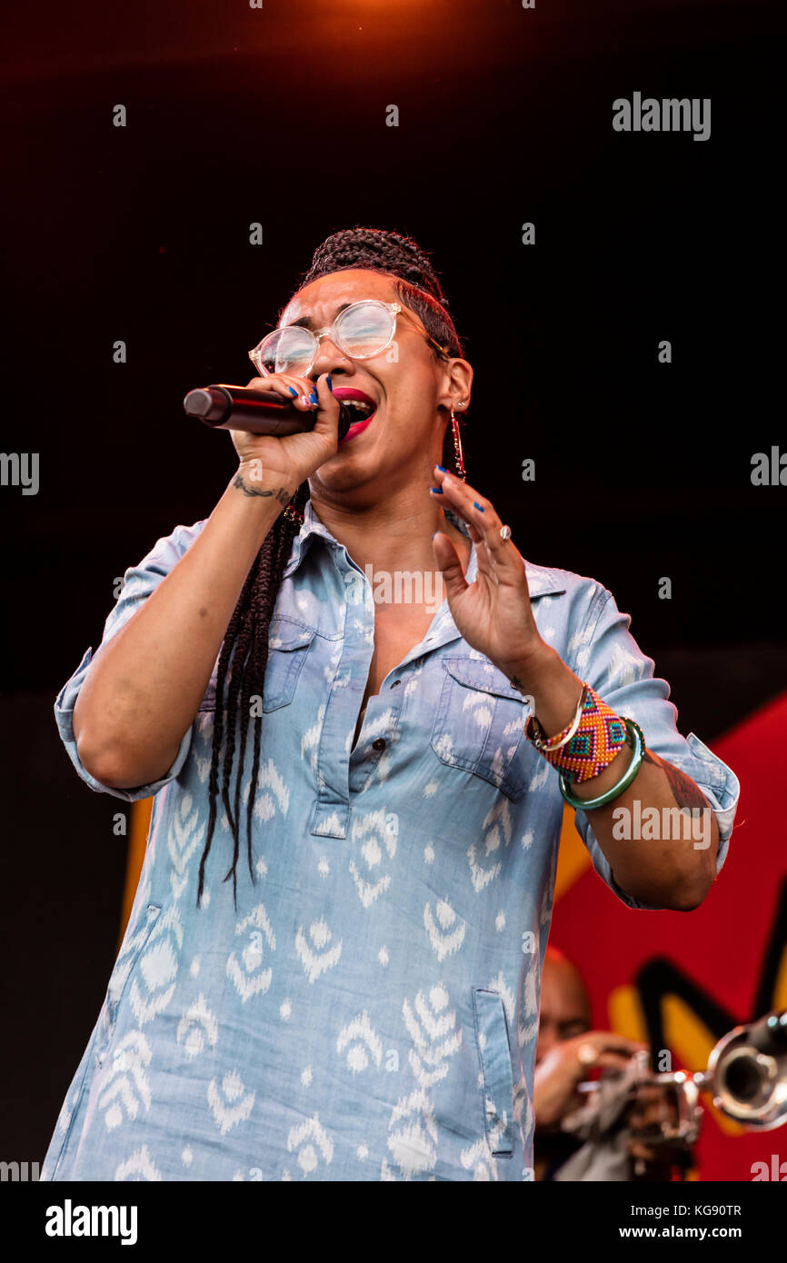 Backup singer for DEE DEE BRIDGEWATER with her new band MEMPHIS ...