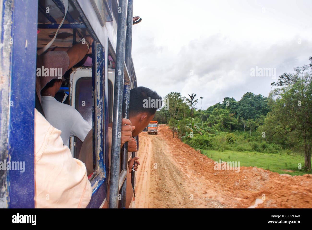 Overloaded bus hi-res stock photography and images - Alamy