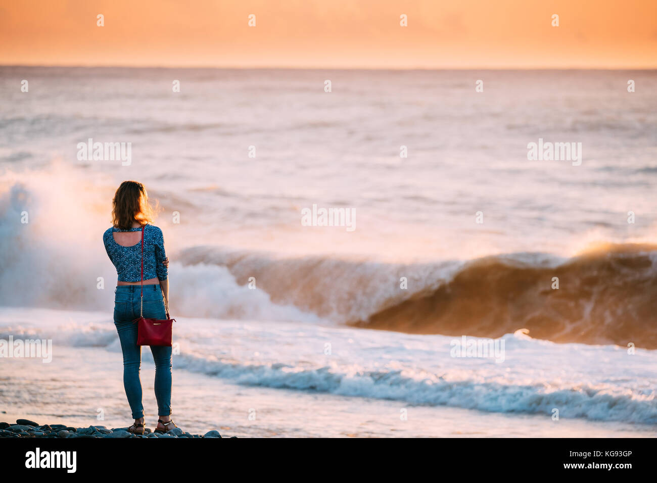 Girl looking at sea hi-res stock photography and images - Alamy
