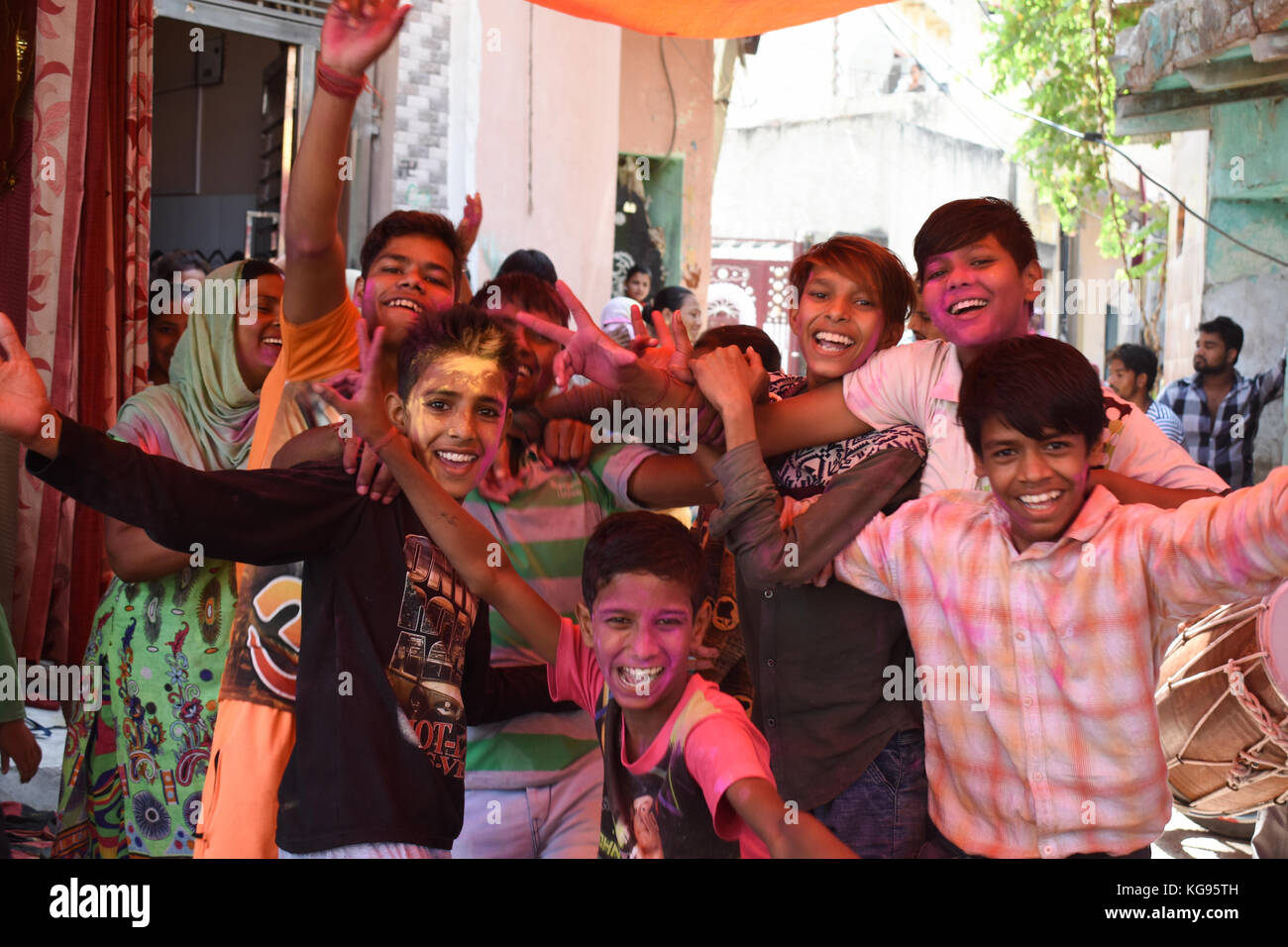 Happy kids hi-res stock photography and images - Alamy