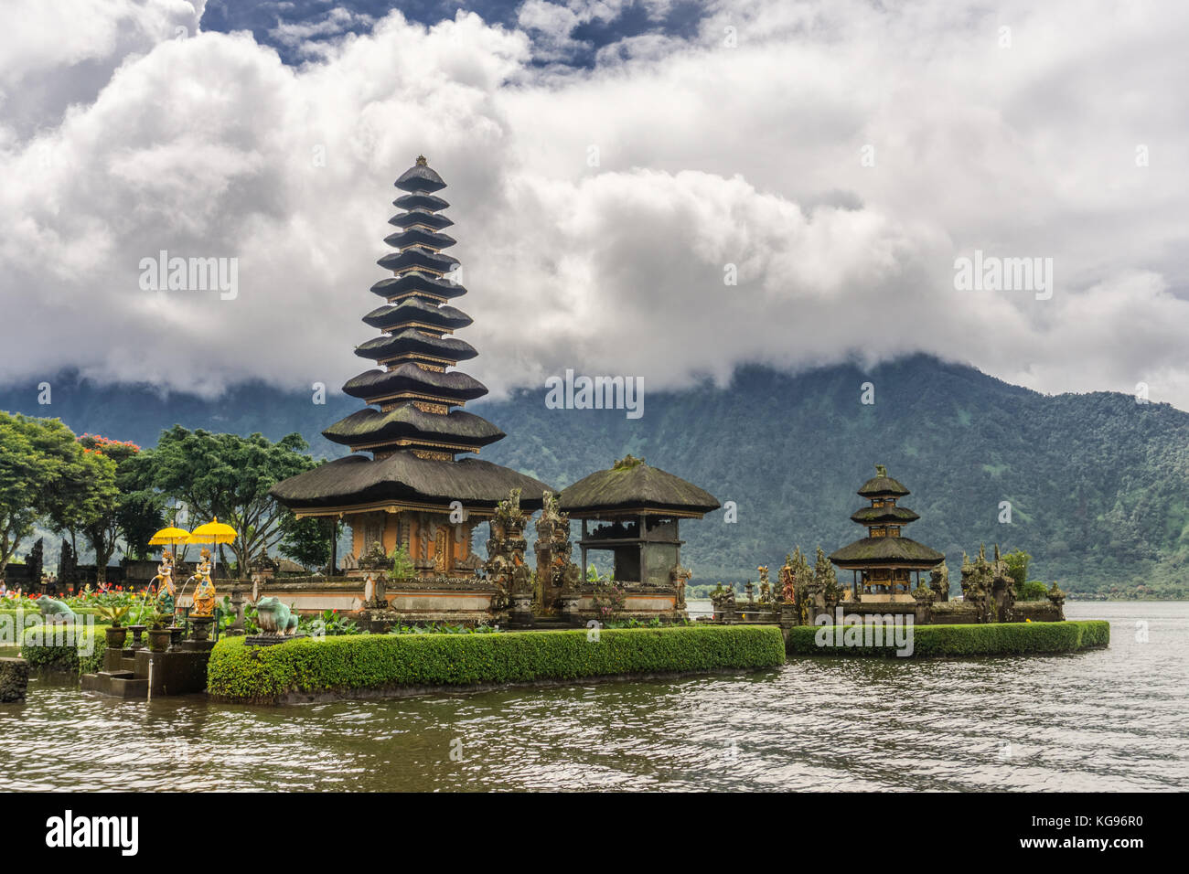 Munduk - ulun danu temple Stock Photo - Alamy