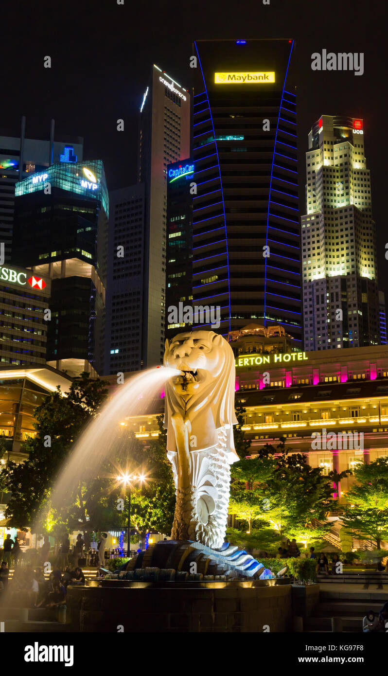 Merlion fountain singapore skyline night hi-res stock photography and ...