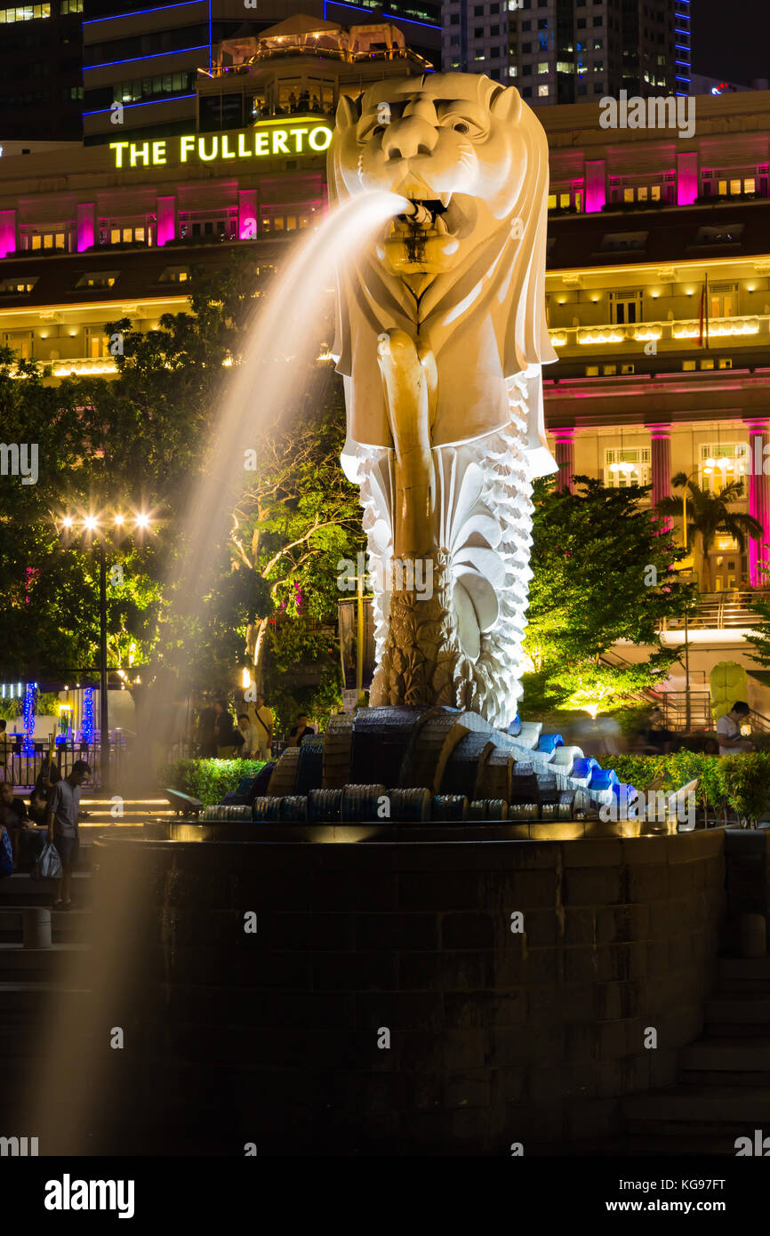 Asia Singapore The Merlion and city at night Stock Photo - Alamy
