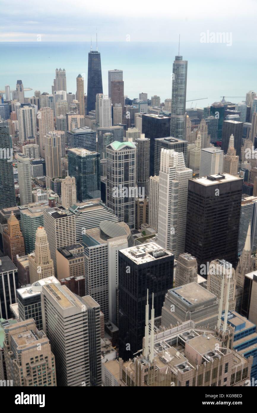 Ferris wheel chicago river hi-res stock photography and images - Alamy