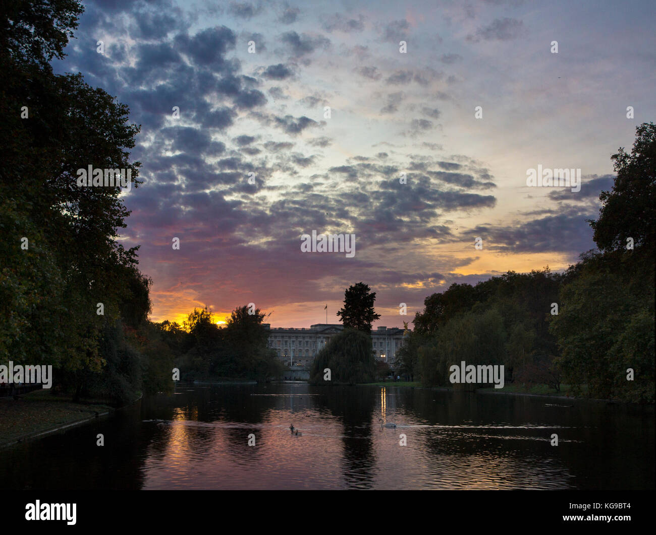 Sunset behind buckingham palace hi-res stock photography and images - Alamy