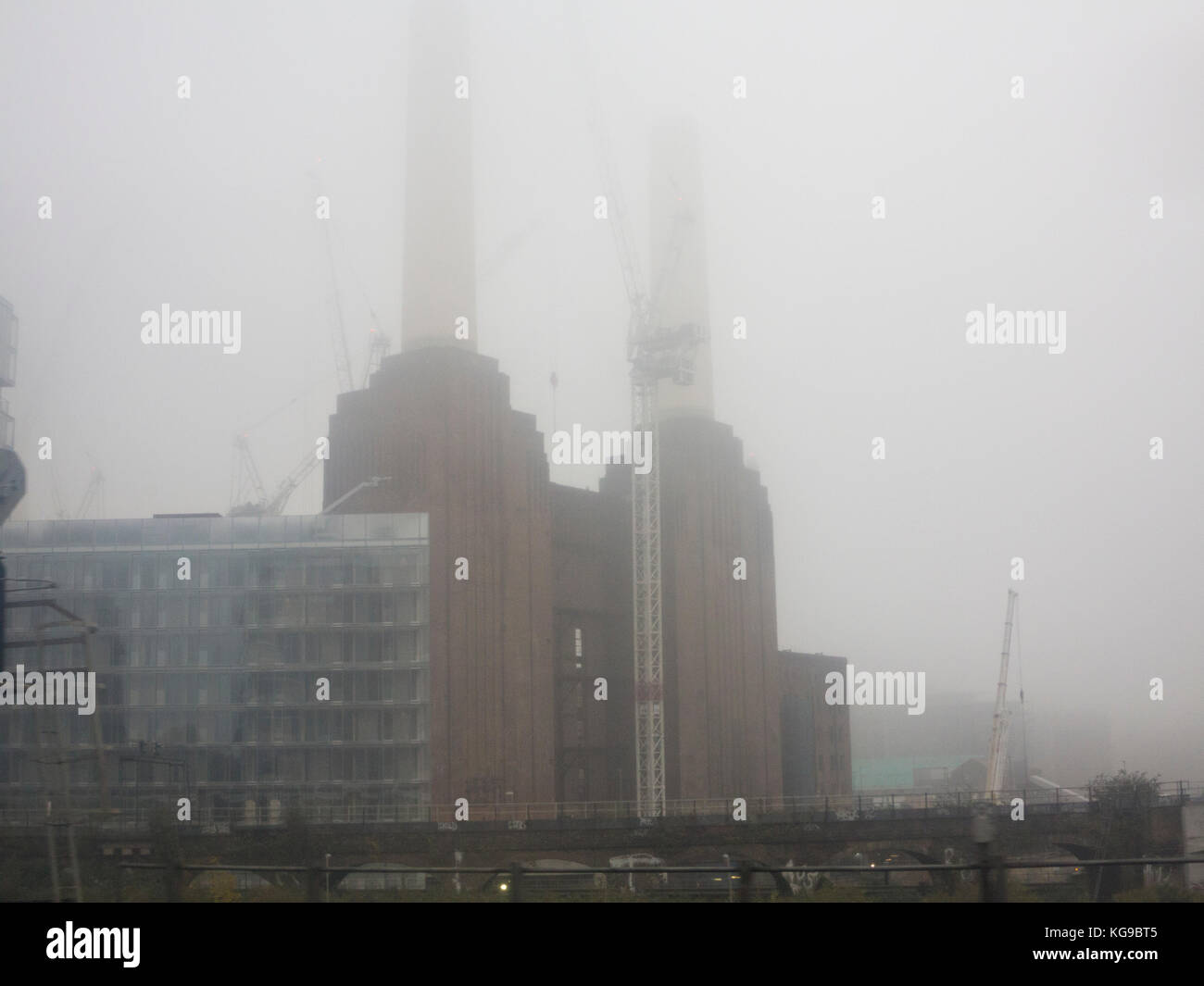 Thick fog hides Battersea Power Station Stock Photo - Alamy