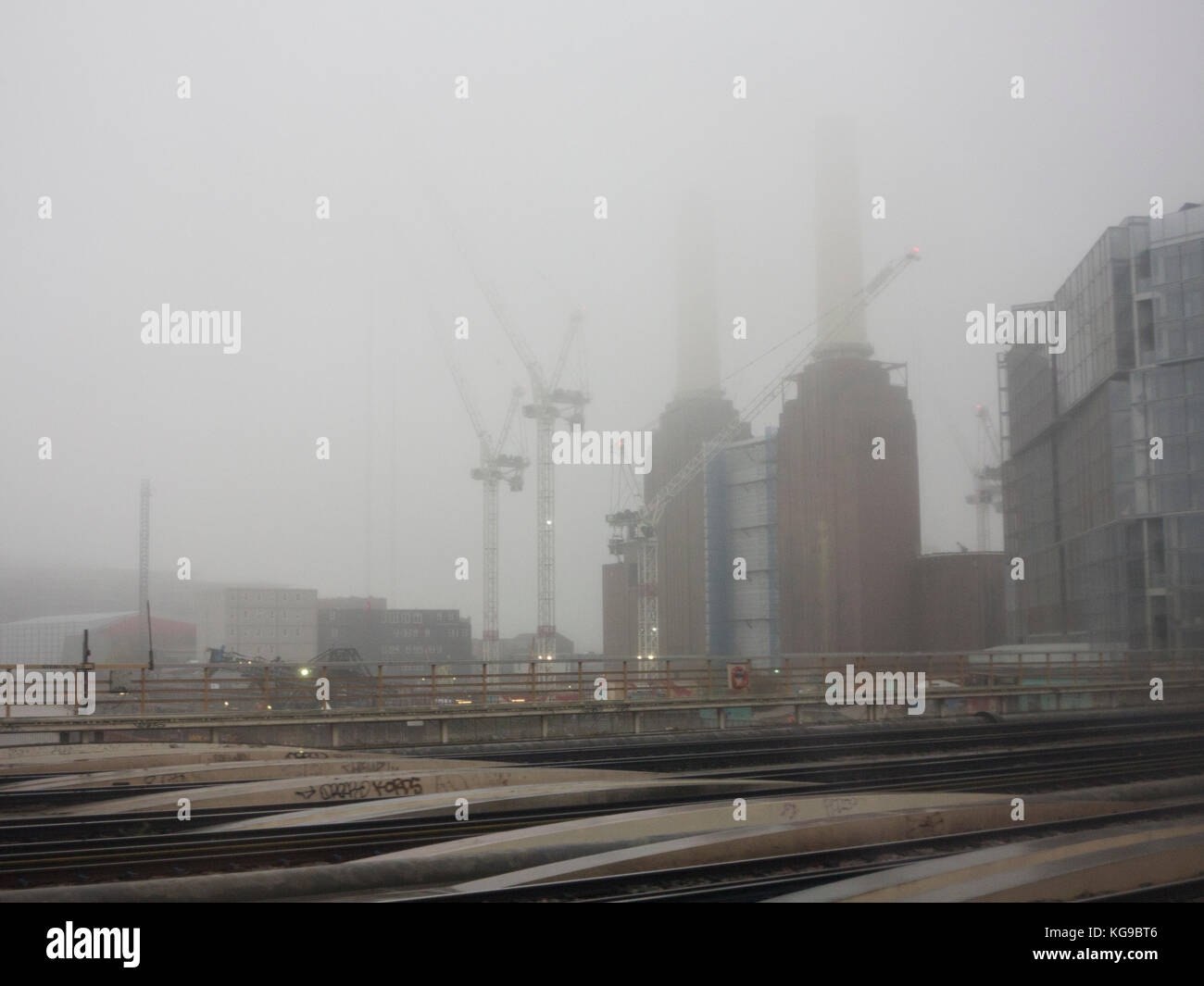 Thick fog hides Battersea Power Station Stock Photo - Alamy