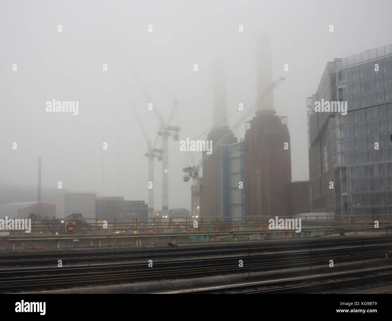 Thick fog hides Battersea Power Station Stock Photo - Alamy