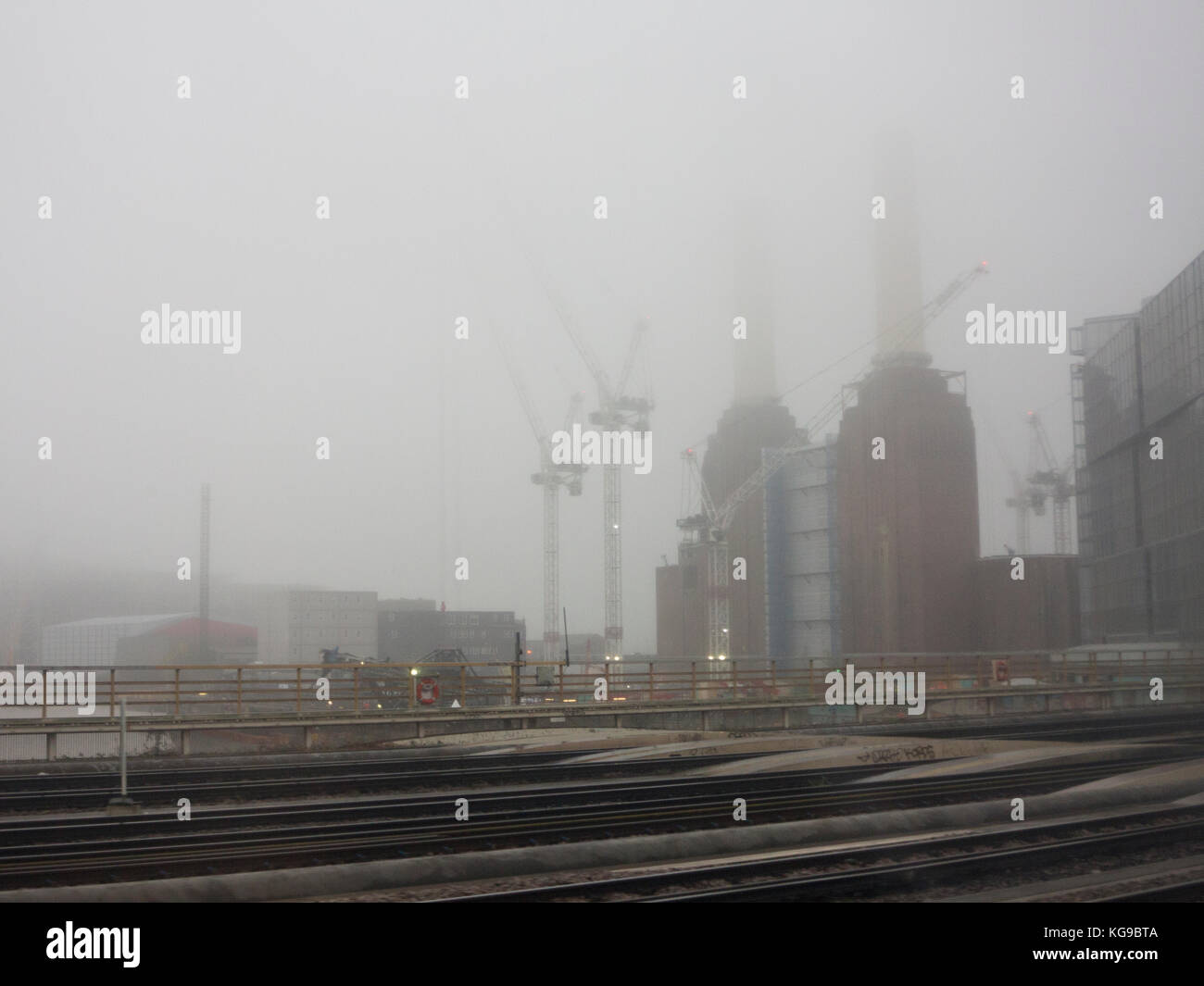 Thick fog hides Battersea Power Station Stock Photo - Alamy
