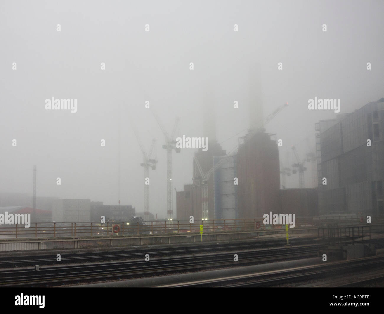 Thick fog hides Battersea Power Station Stock Photo - Alamy