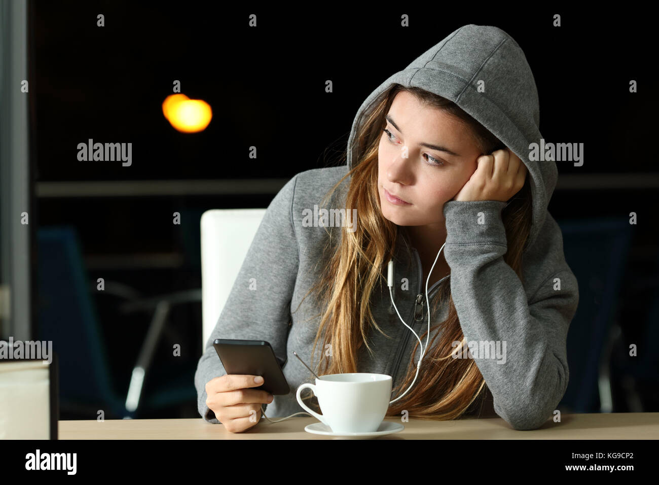 Lonely woman in bar hi-res stock photography and images - Alamy