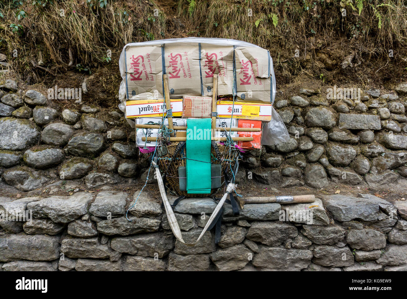 Load heavy everest trek hi-res stock photography and images - Alamy