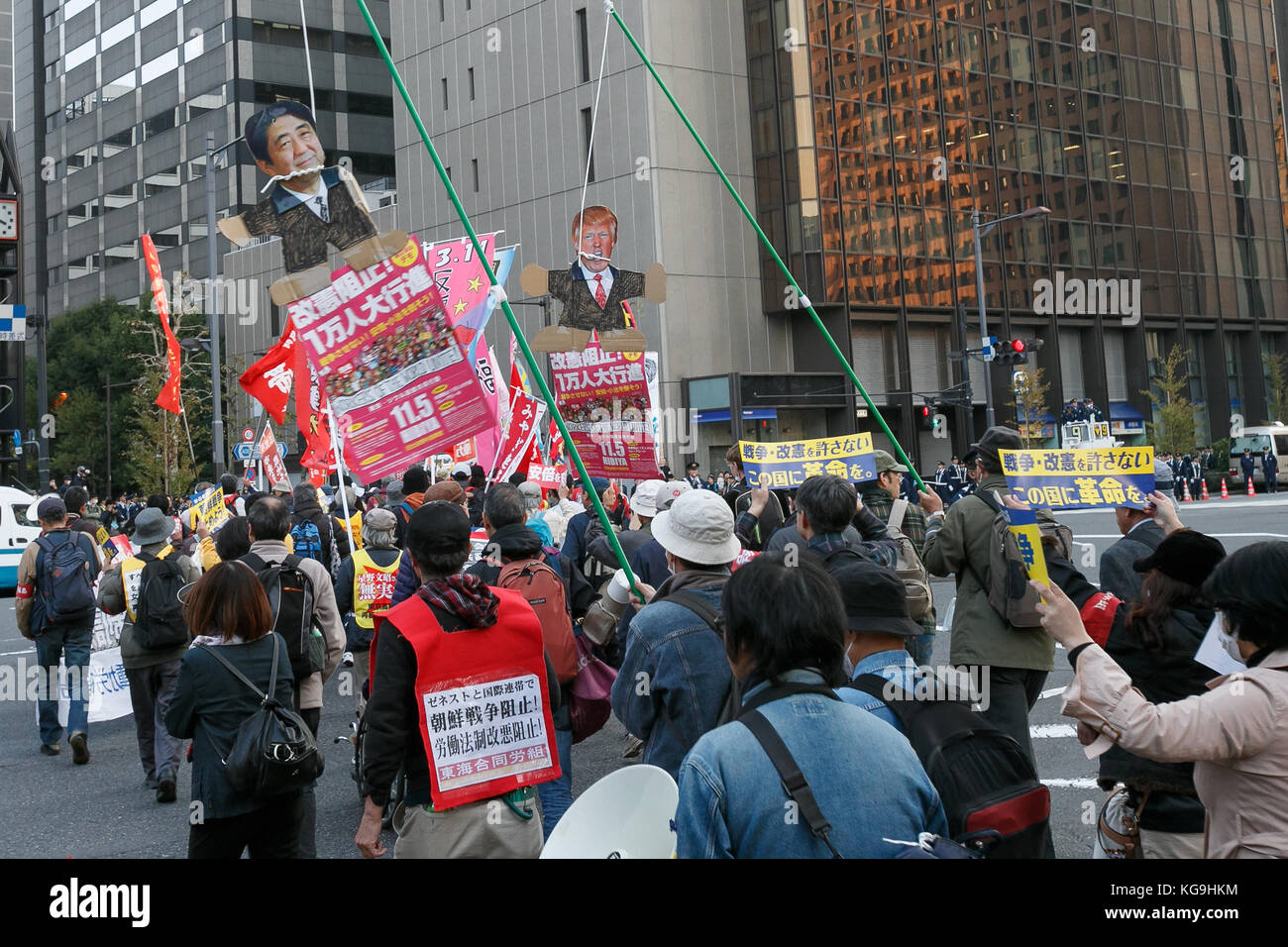 Tokyo, Japan. 5th November, 2017. Protestors hold placards during a ...