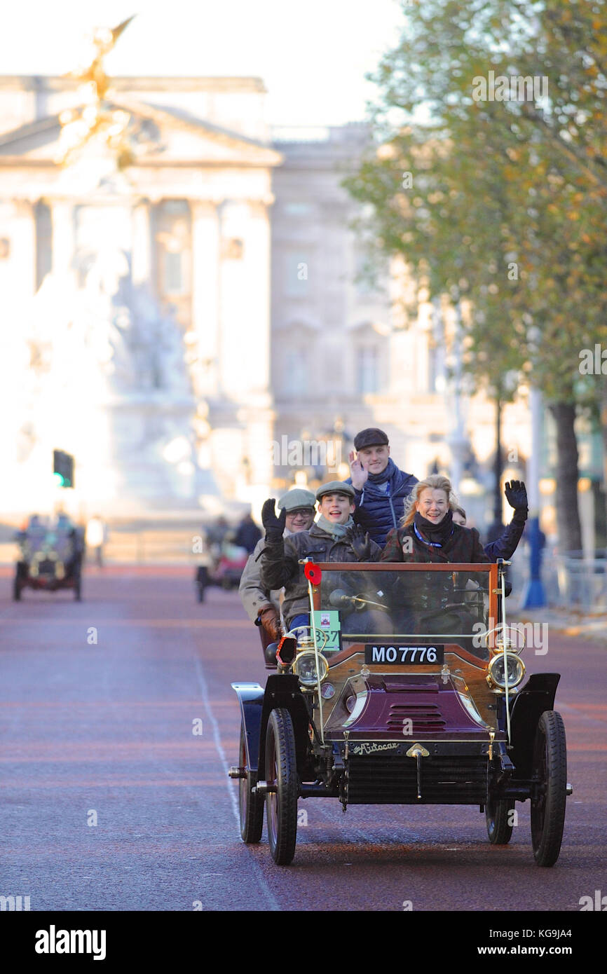 London, UK. 5th Nov, 2017. A 1904 Autocar Runabout (owner: Joy Tacon ...