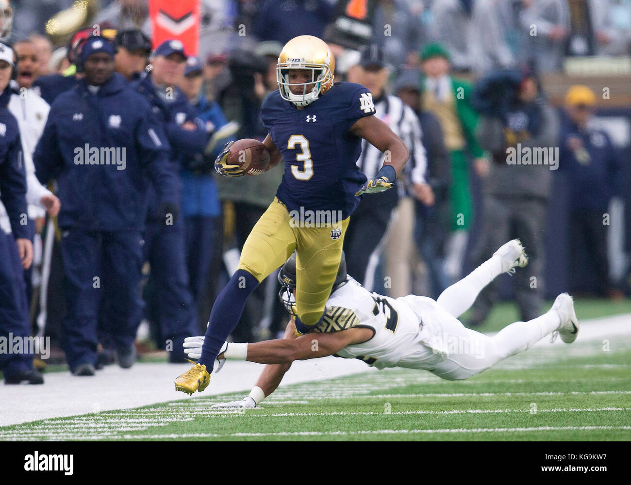 November 04, 2017: Notre Dame wide receiver C.J. Sanders (3) runs with ...