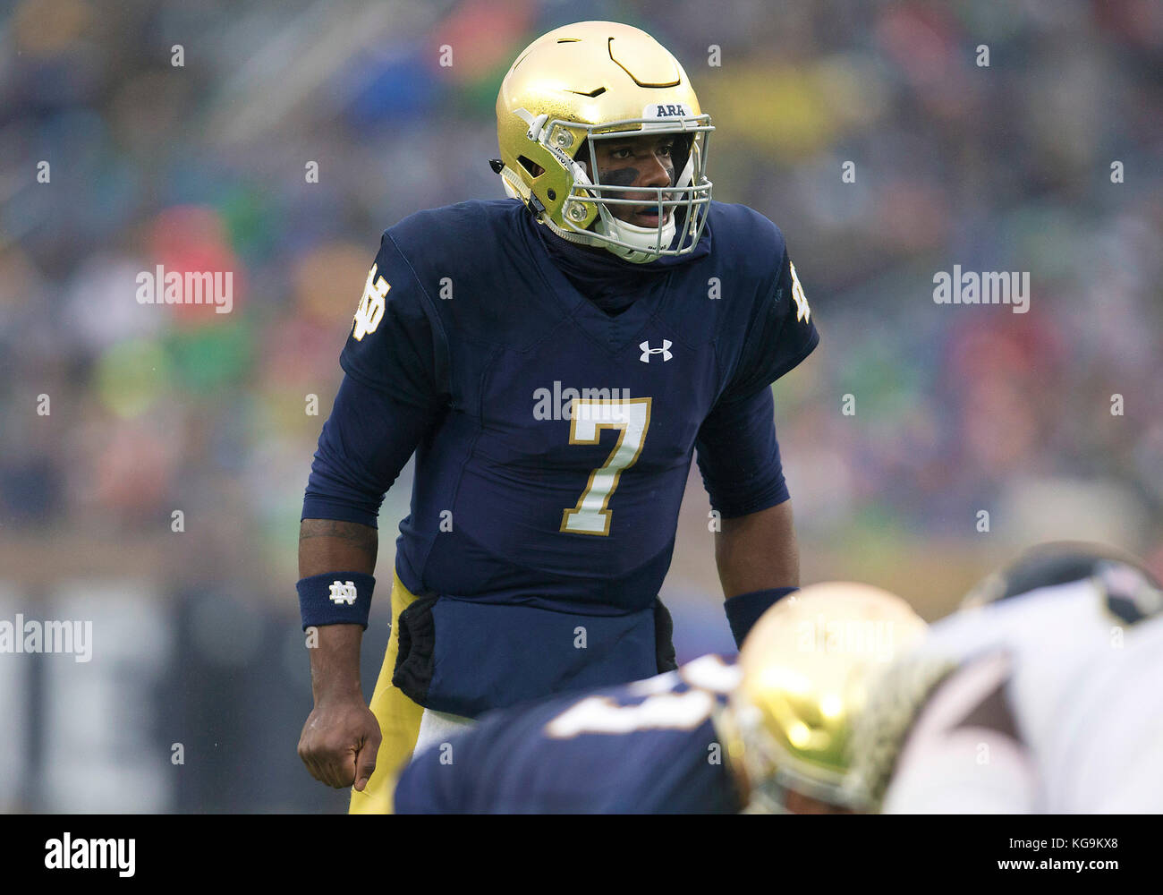 November 04, 2017: Notre Dame quarterback Brandon Wimbush (7) surveys ...
