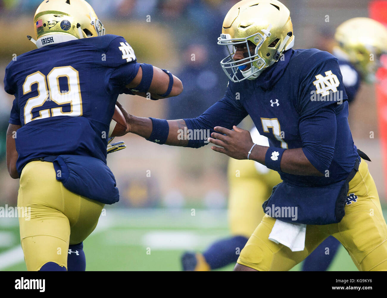 November 04, 2017: Notre Dame quarterback Brandon Wimbush (7) hands the ...