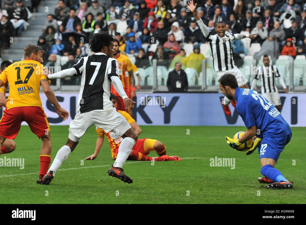 Turin, Italy. 5th November, 2017. Alberto Brignoli during the Serie A ...