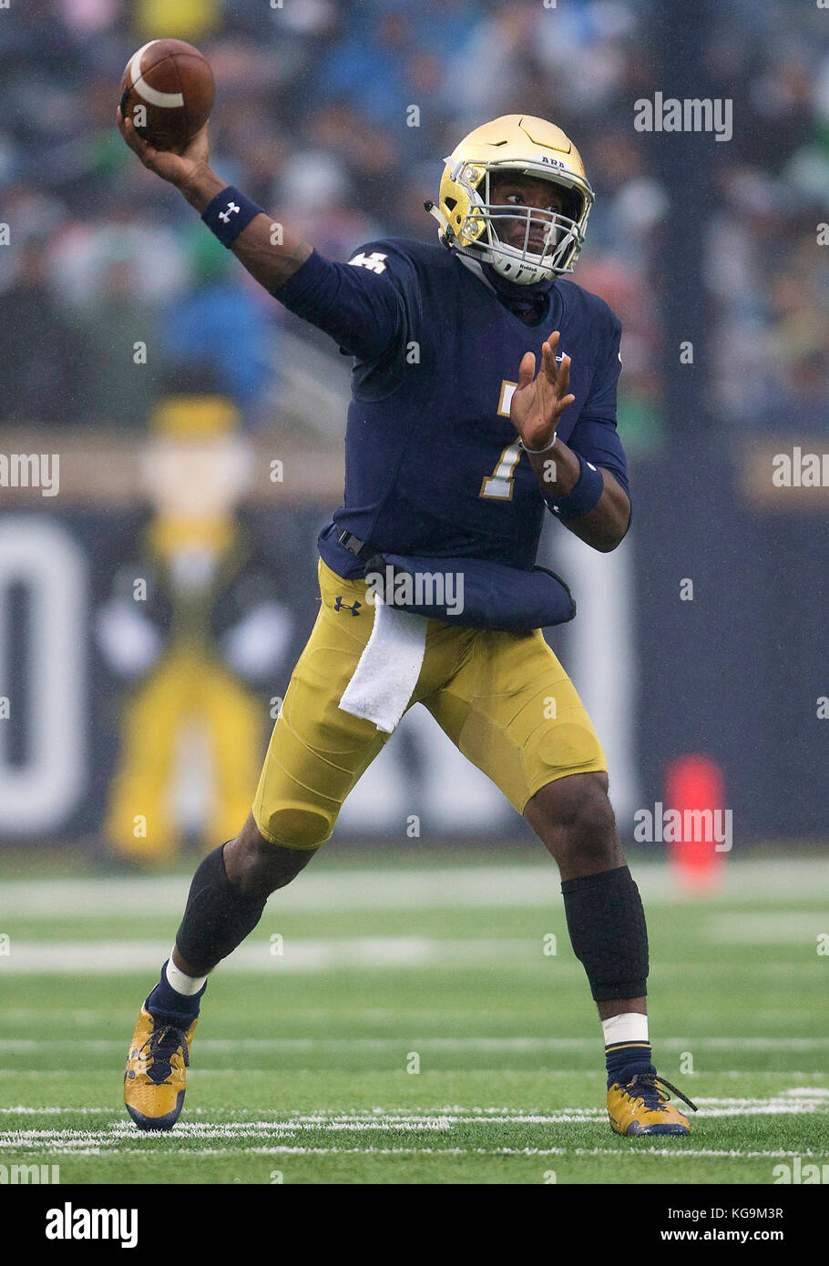 November 04, 2017: Notre Dame quarterback Brandon Wimbush (7) passes ...