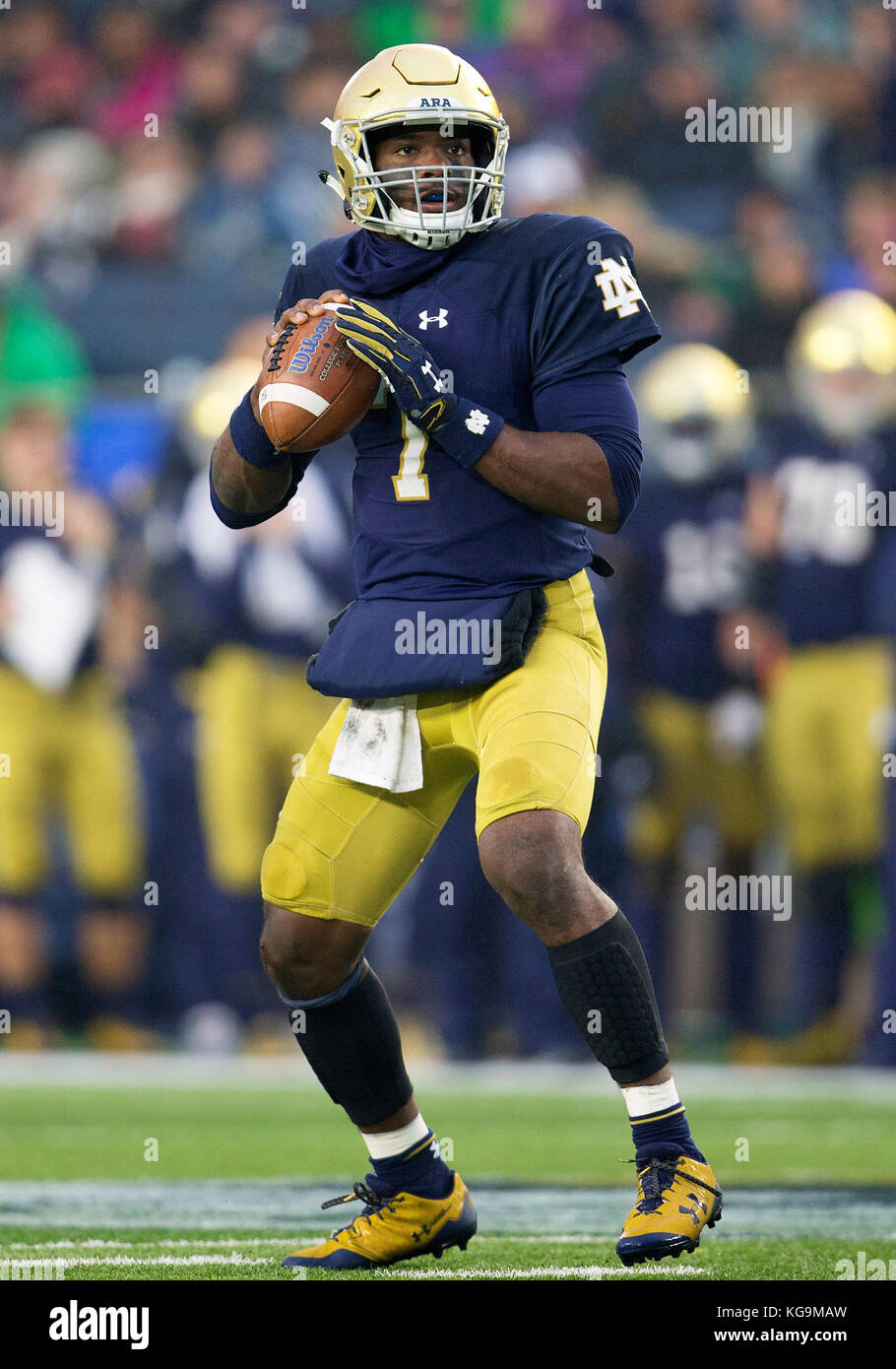 November 04, 2017: Notre Dame quarterback Brandon Wimbush (7) passes ...