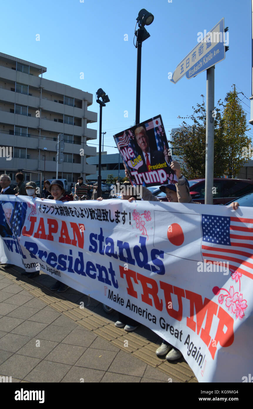Tokyo, Japan. 5th Nov, 2017. People holds a banner and a sign as they ...