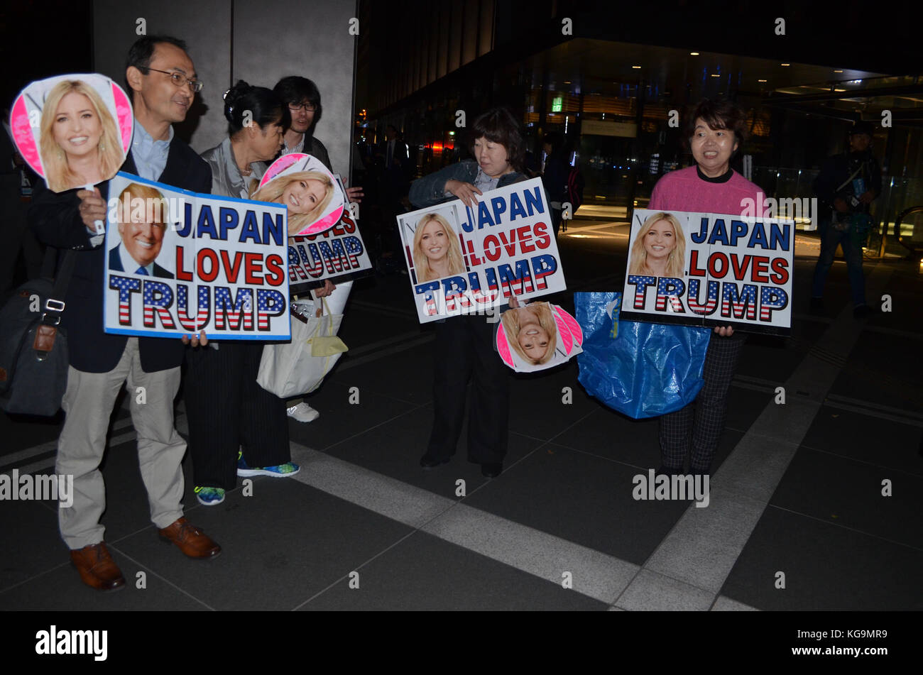 Tokyo, Japan. 3rd Nov, 2017. Suportes of US President Trump stand ...