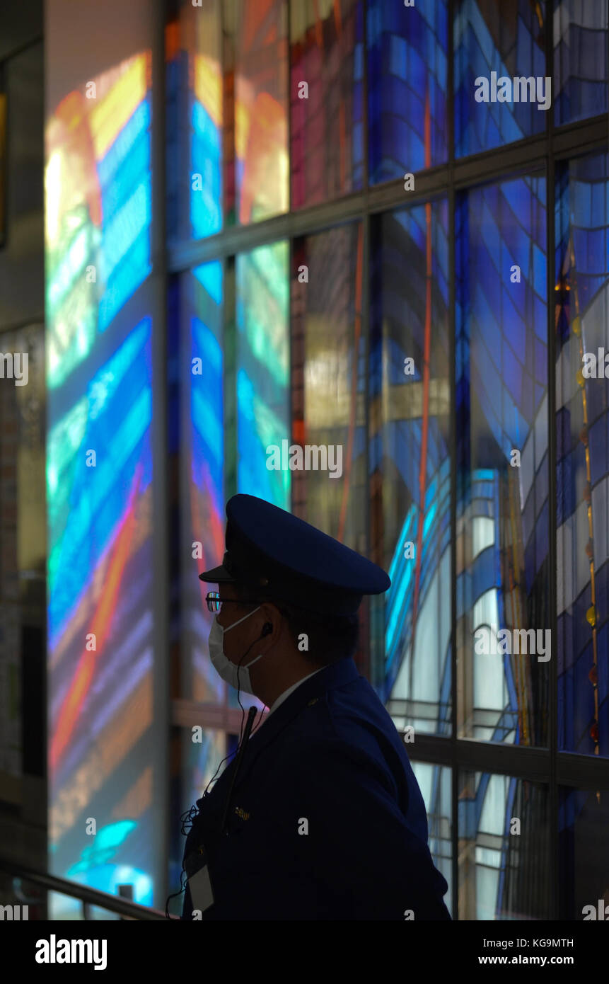 Tokyo, Japan. 5th Nov, 2017. A Tokyo Police officer stand gard at ...