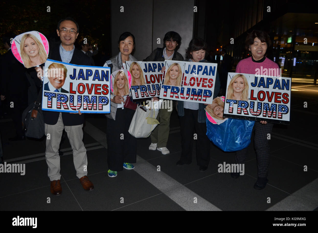 Tokyo, Japan. 3rd Nov, 2017. Suportes of US President Trump stand ...