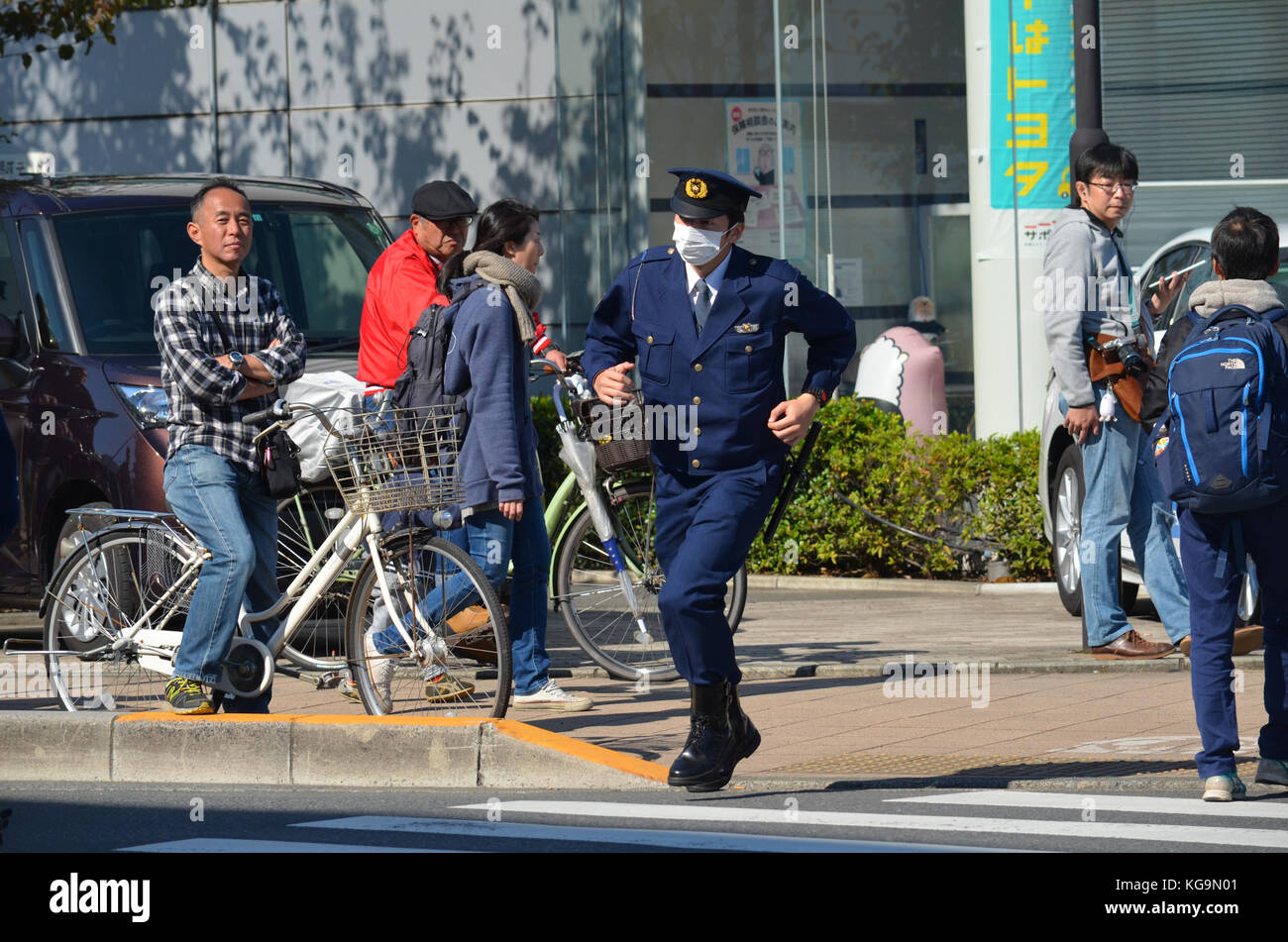 Tokyo, Japan. 5th Nov, 2017. Tokyo Police officer runs as he cross the ...