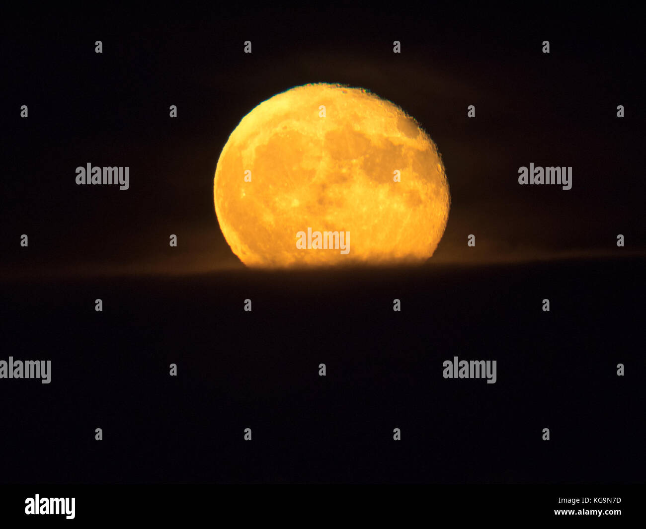 Sheerness, Kent, UK. 5th Nov, 2017. UK Weather: the almost full moon ...