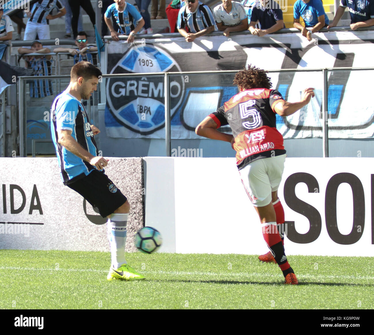 Porto Alegre, Brazil. 05th Nov, 2017. Willian Ar? O wins a corner for Flamengo in the match ...