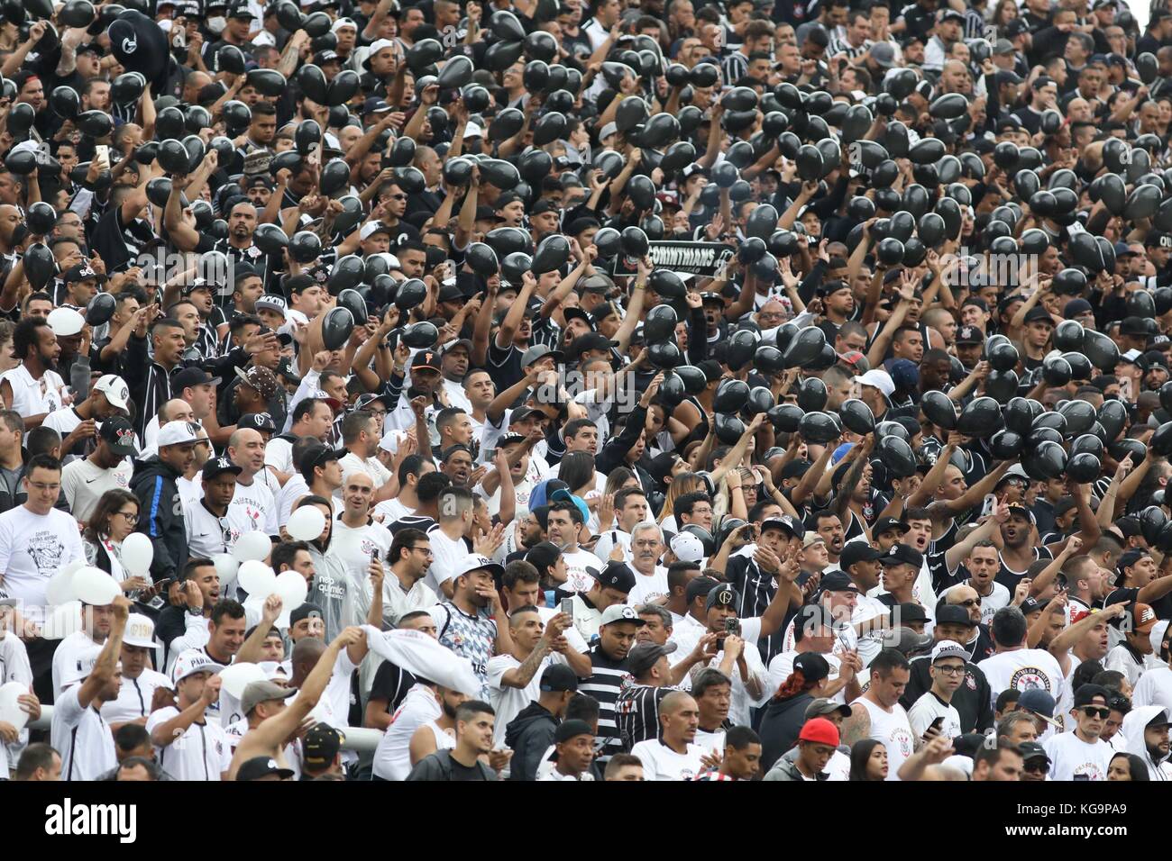 SÃO PAULO, SP - 05.11.2017: CORINTHIANS X PALMEIRAS - Corinthians fans ...