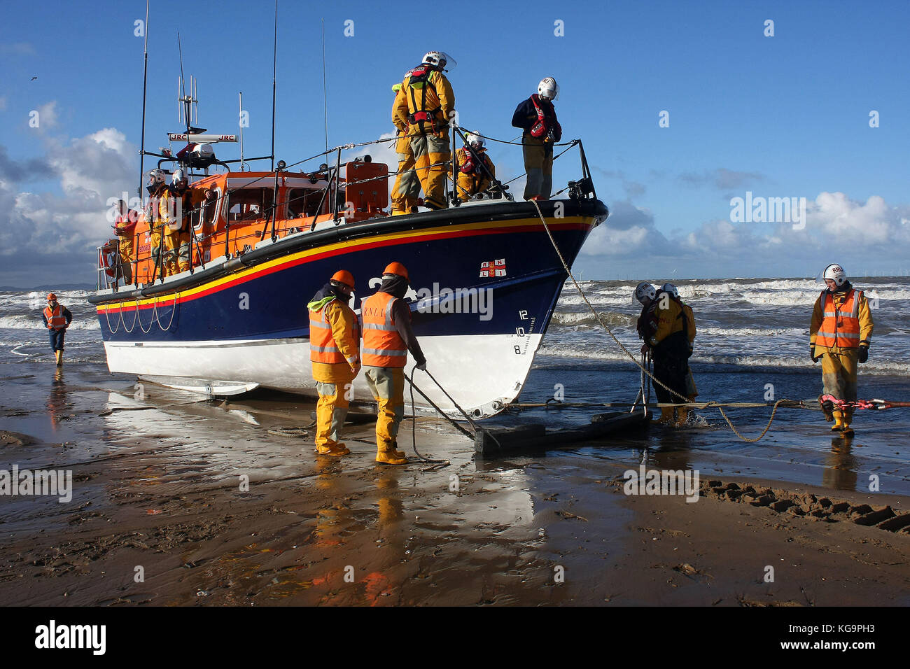 Rhyl, Denbighshire, UK. 5th Nov, 2017. Lifeboat support crew-members ...