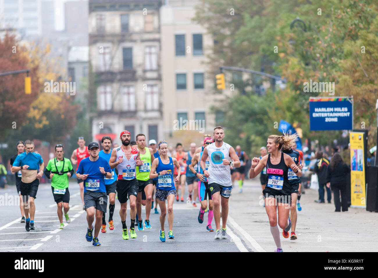 New York, USA. 05th Nov, 2017. Runners pass through Harlem in New York ...