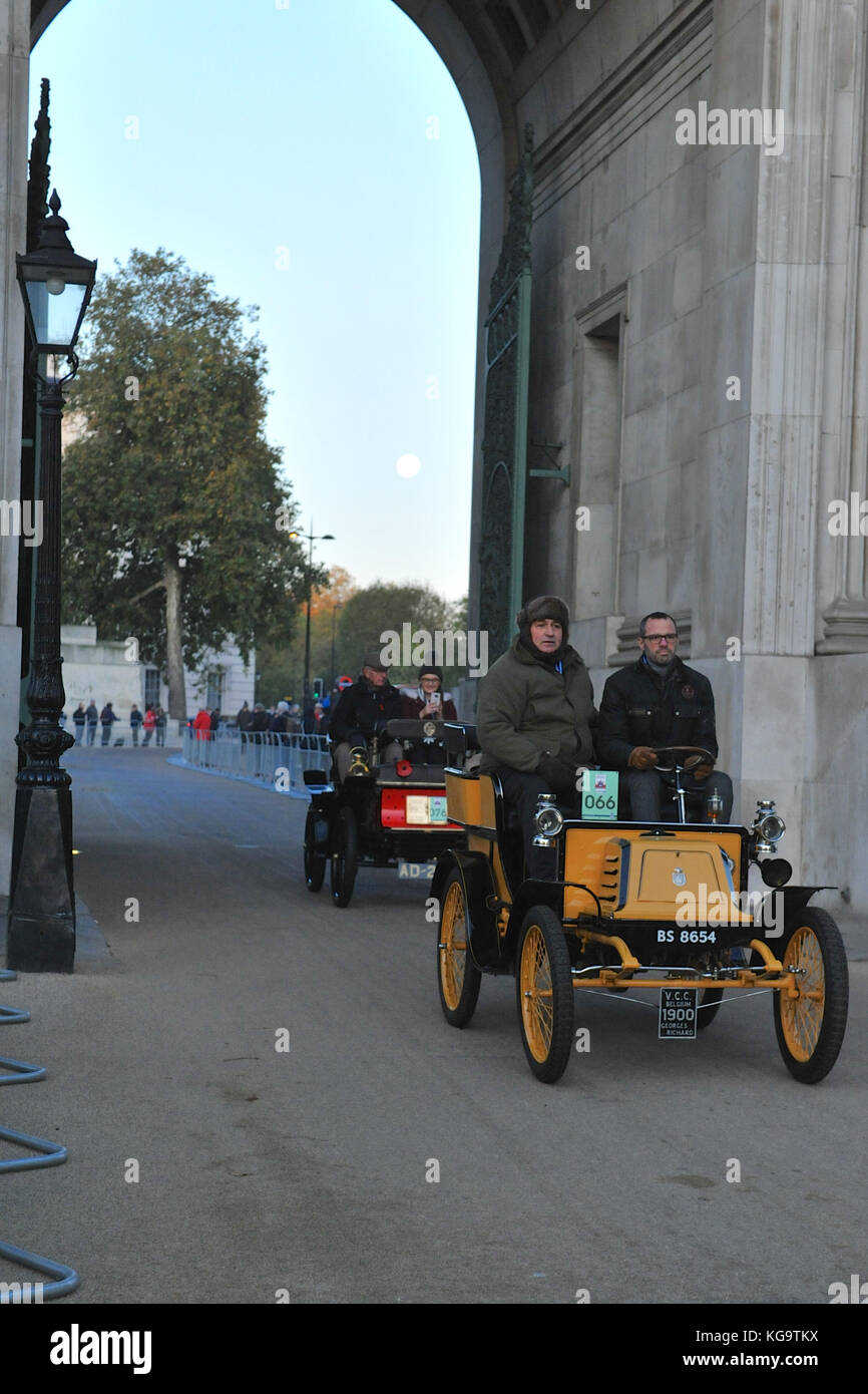 London, UK. 5th Nov, 2017. A 1901 Georges Richard Tonneau (owner: Tim ...
