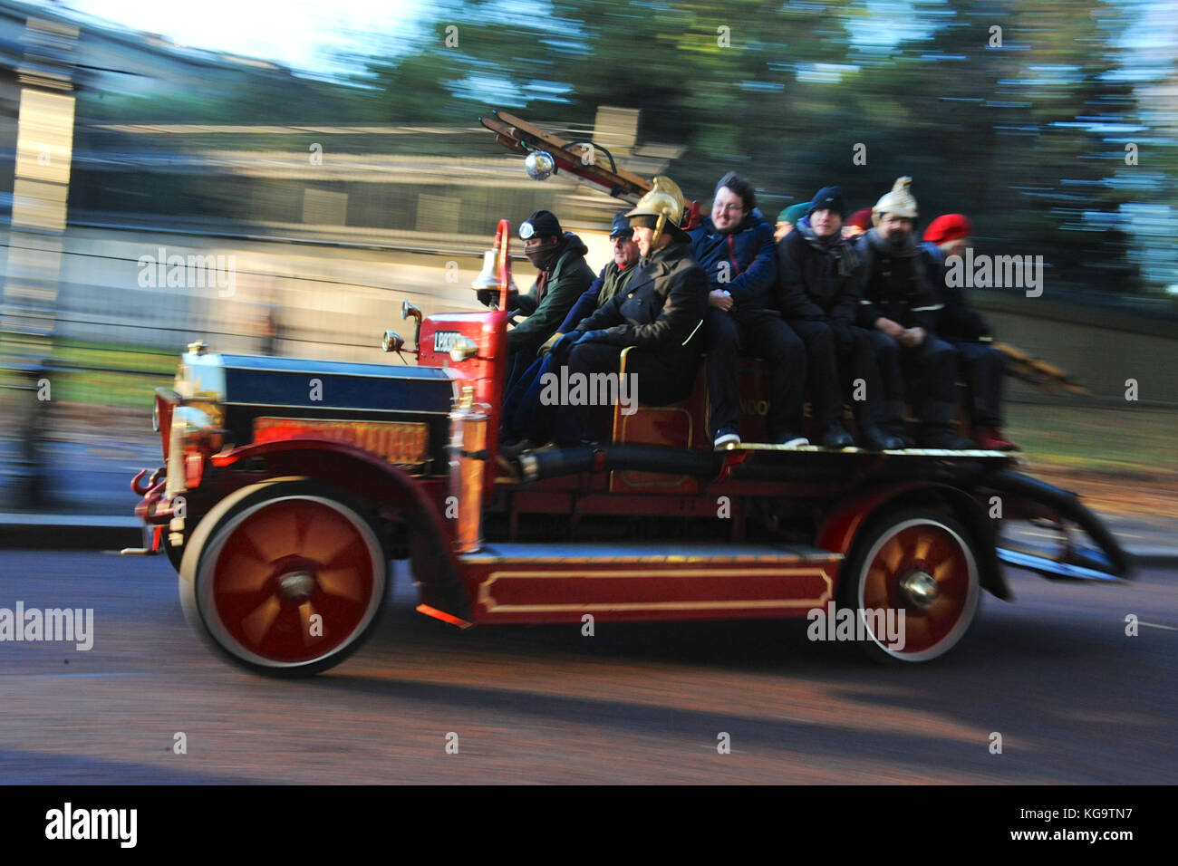 London, UK. 5th Nov, 2017. A vintage fire engine driving along ...