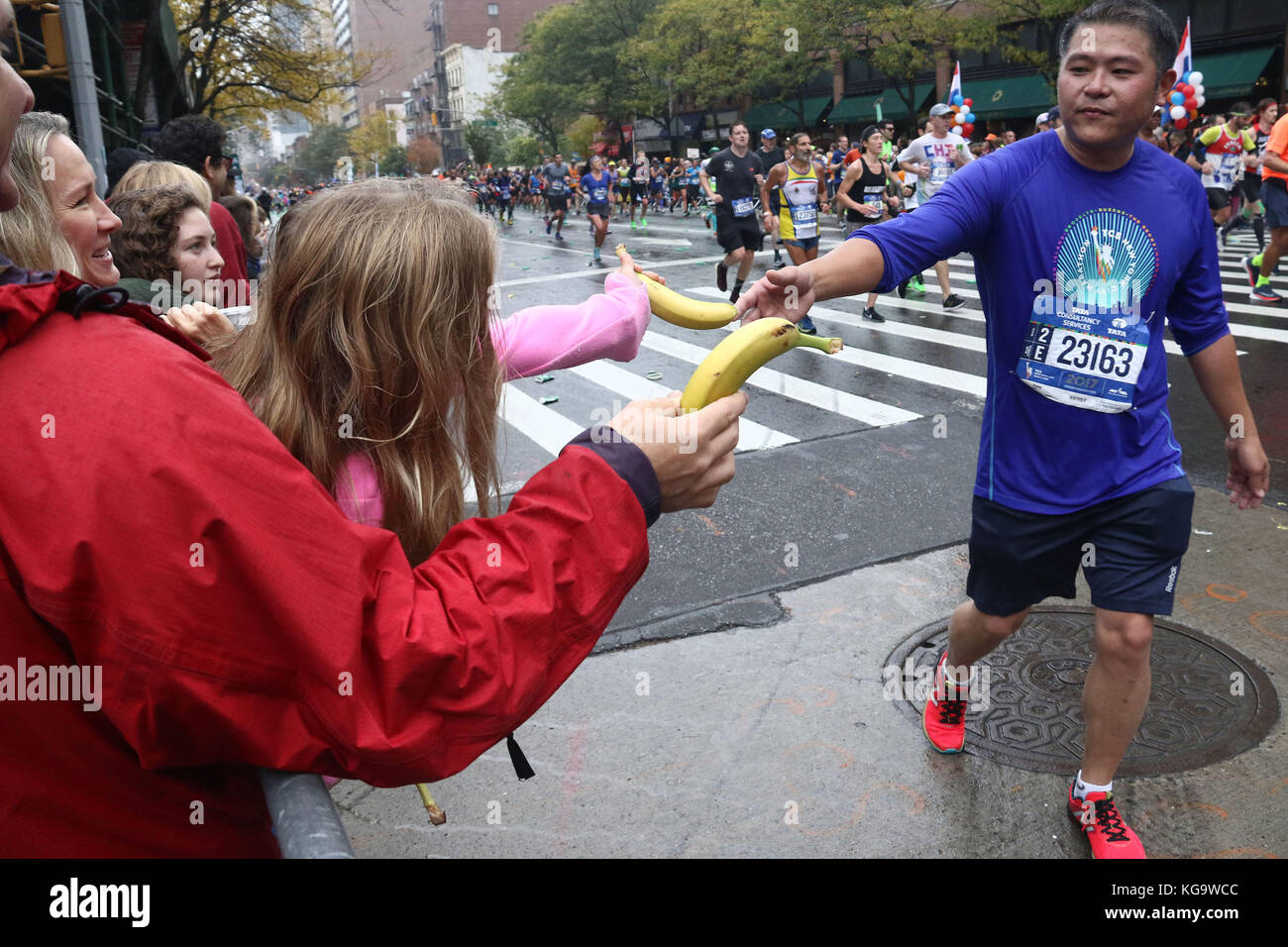 New York City, New York, USA. 4th Nov, 2017. A runner grabs a banana ...