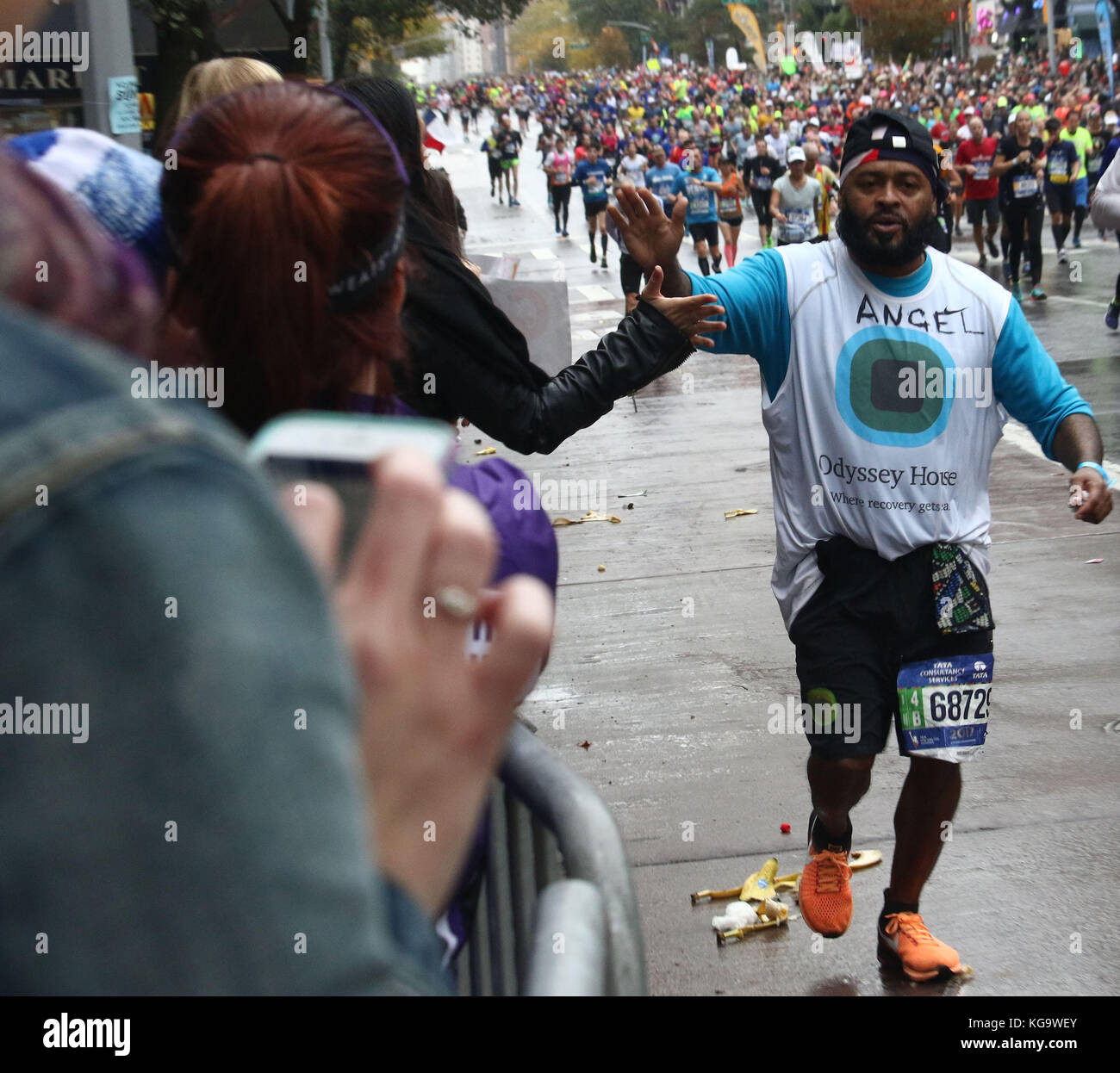 New York City, New York, USA. 4th Nov, 2017. Runners run up 1st Avenue ...