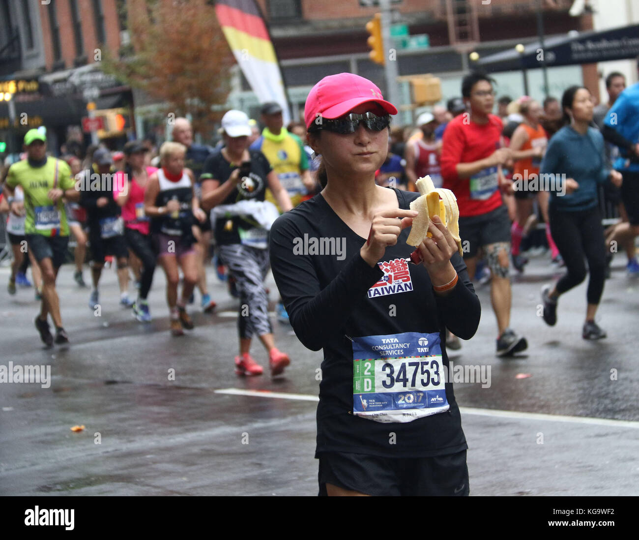 New York City, New York, USA. 4th Nov, 2017. A runner eats a banana on ...